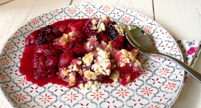 Crumble aux fruits rouges et beurre de coco – Les filles, à table