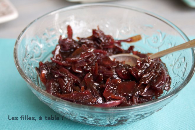 Confit d’oignons rouges au vinaigre balsamique – Les filles, à table