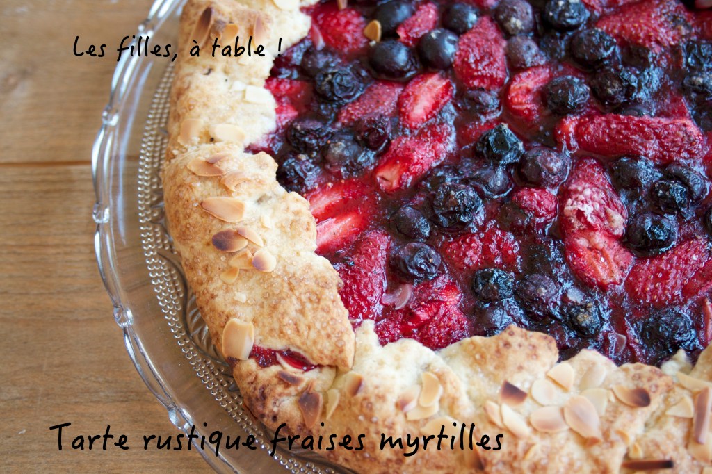 Tarte rustique aux fraises et myrtilles – Les filles, à table