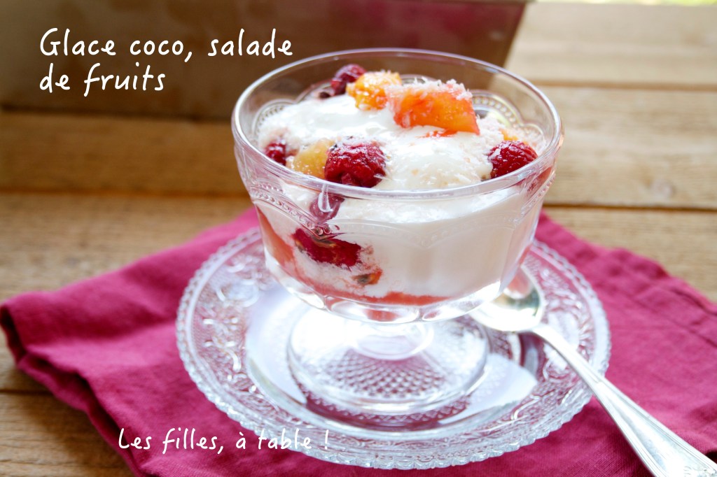 Glace coco, salade de fruits – Les filles, à table