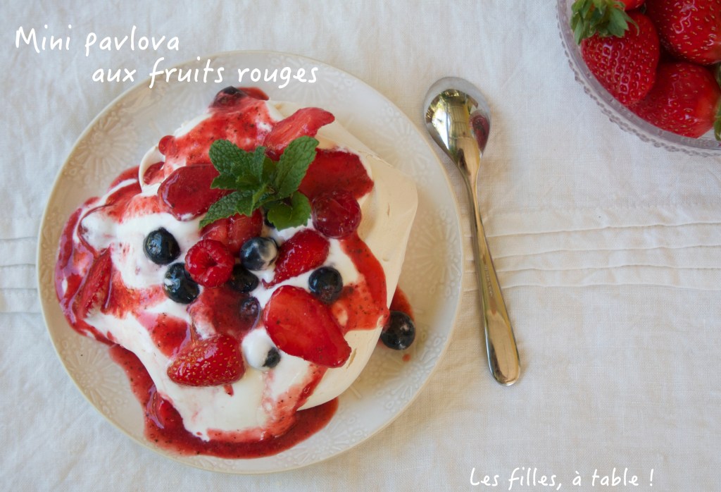Mini pavlova aux fruits rouges – Les filles, à table