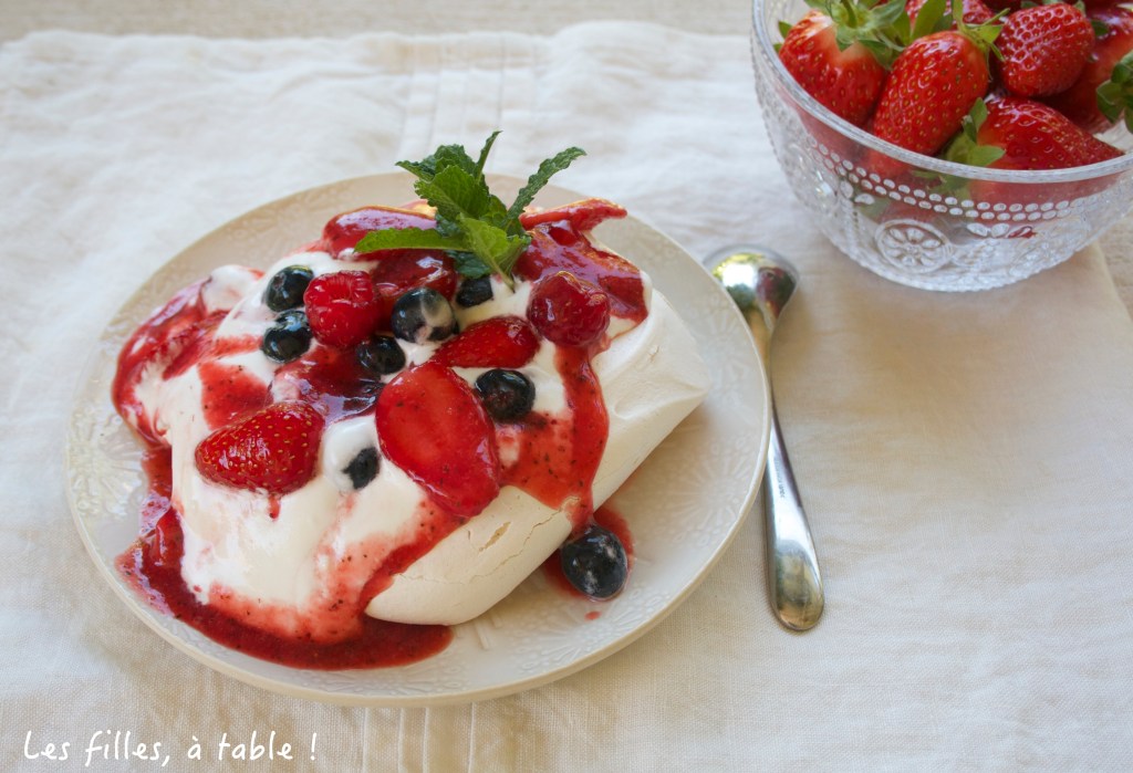 Mini pavlova aux fruits rouges – Les filles, à table