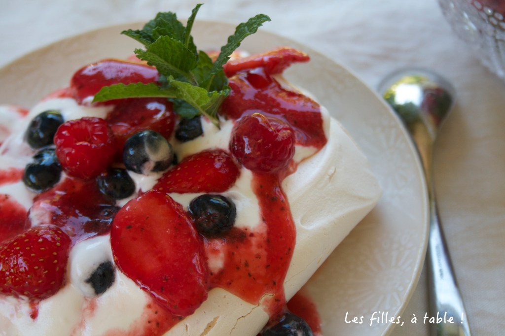 Mini pavlova aux fruits rouges – Les filles, à table