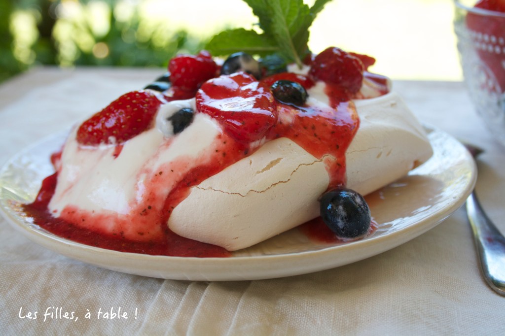 Mini pavlova aux fruits rouges – Les filles, à table