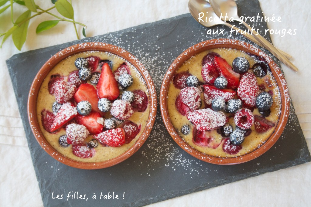Ricotta gratinée aux fruits rouges – Les filles, à table