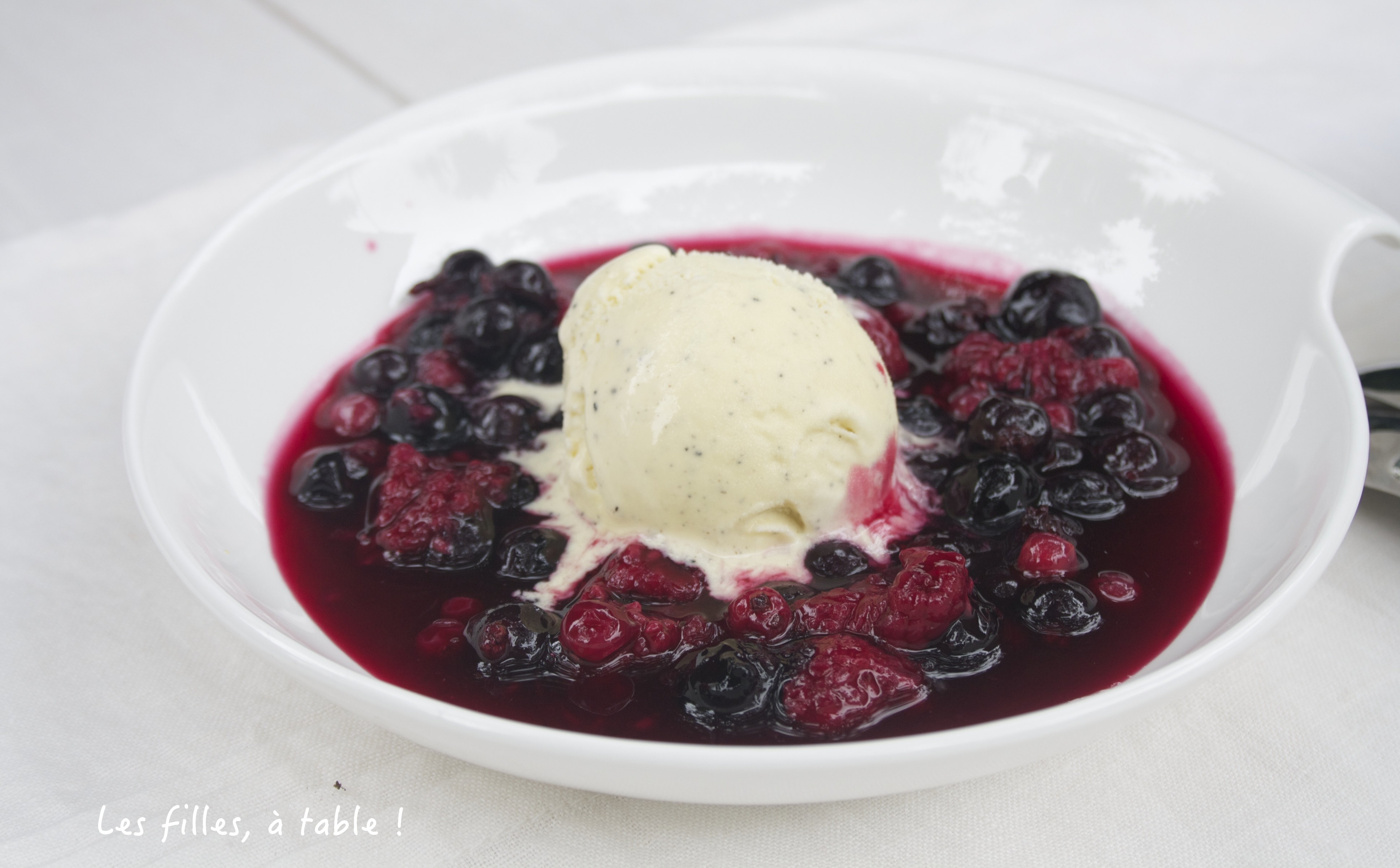 Soupe de fruits rouges au pineau des Charentes – Les filles, à table